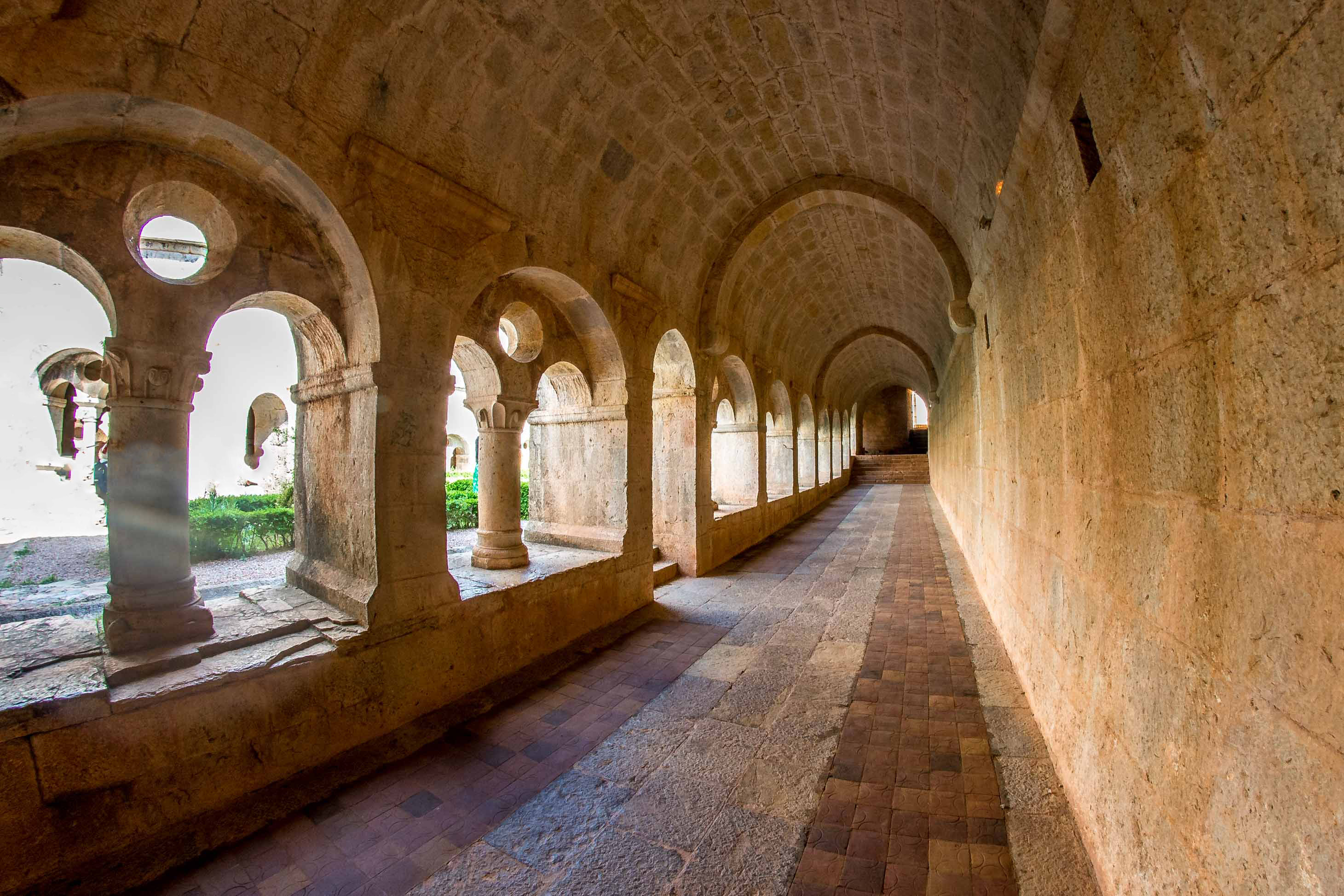 Un moment de calme à l'Abbaye du Thoronet - Blog de Voyage, Tutoriels ...